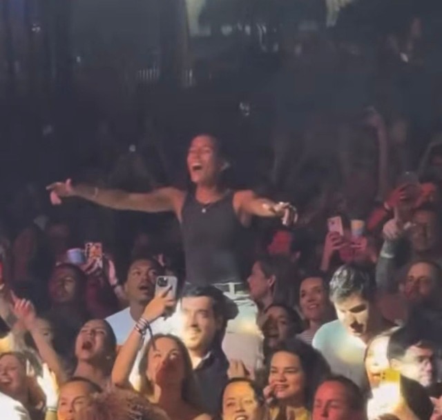 Rayssa Leal curte show de João Gomes, que a reconhece do palco