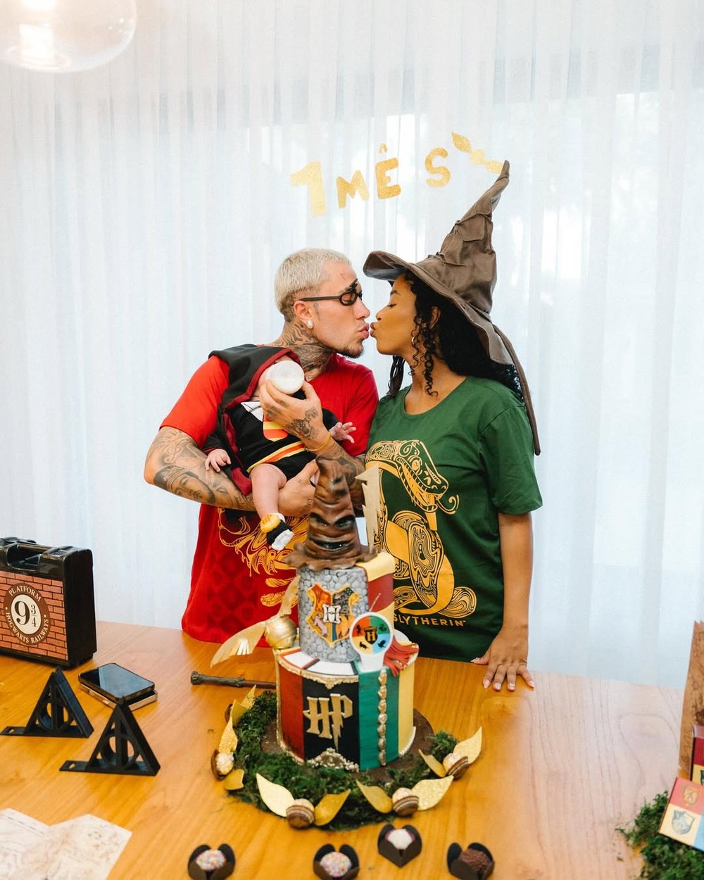 Lorena Maria e MC Daniel comemoram 1º mês do filho com o tema 'Harry ...