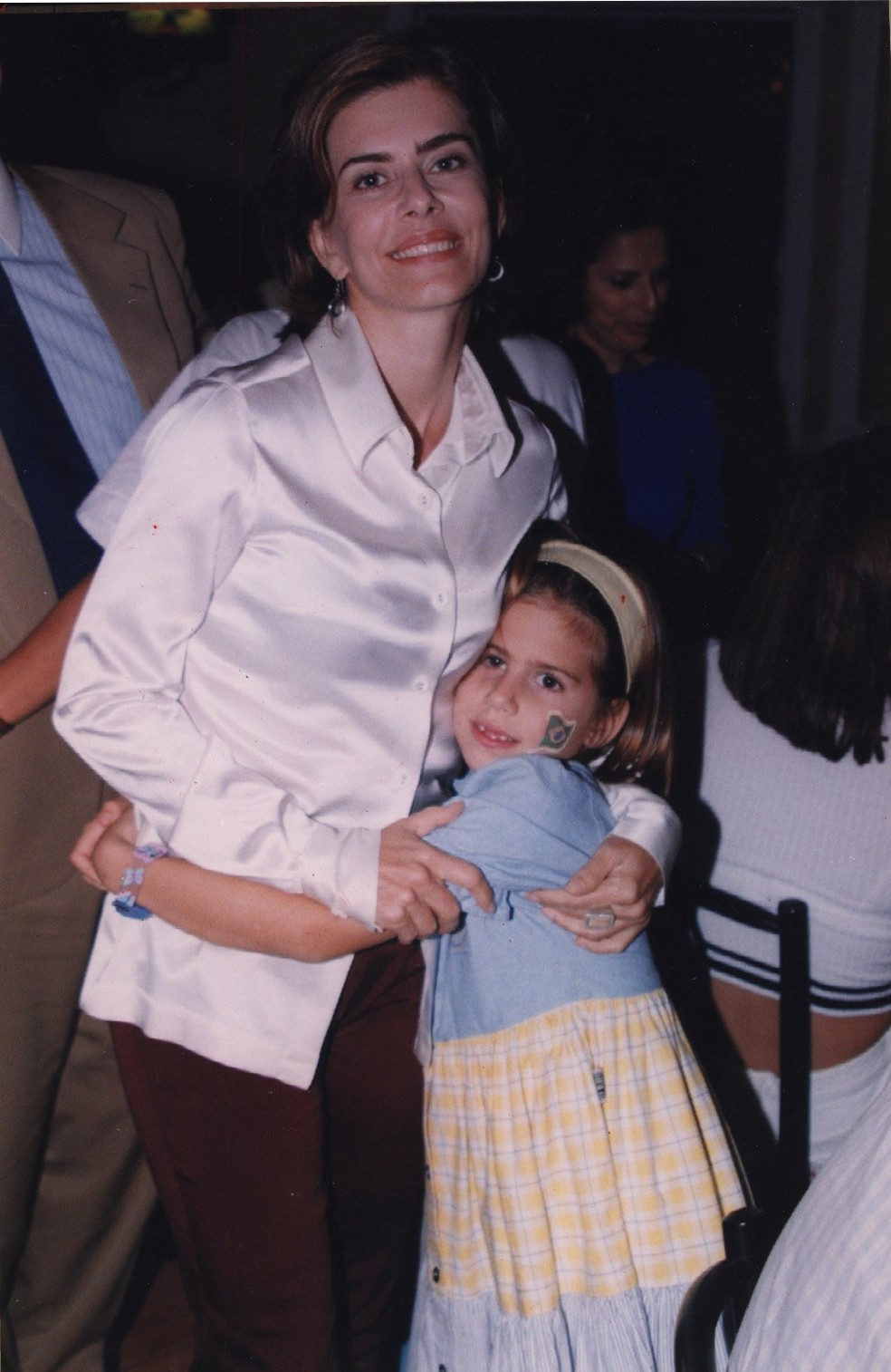 Maitê Proença posta primeira foto com a neta em clima de festa junina