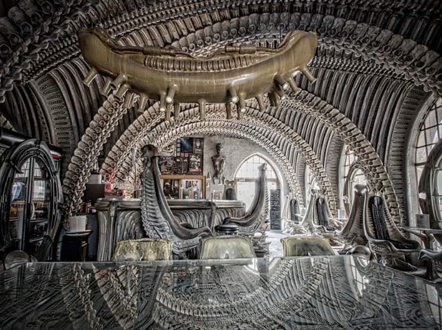 Conheça 'o bar mais bizarro do mundo', na Suíça, com 'ossos de aliens'