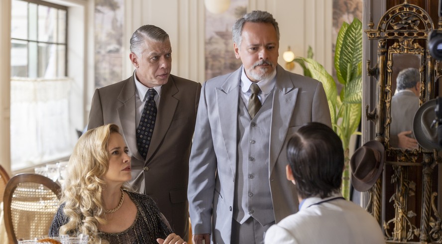 Em ‘Garota do momento’, Raimundo tem crise de ciúme ao ver Lígia com outro homem