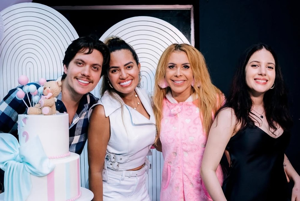 Joelma se apresenta com filha grávida do seu baterista e celebra: 'Vou ser bi vó'
