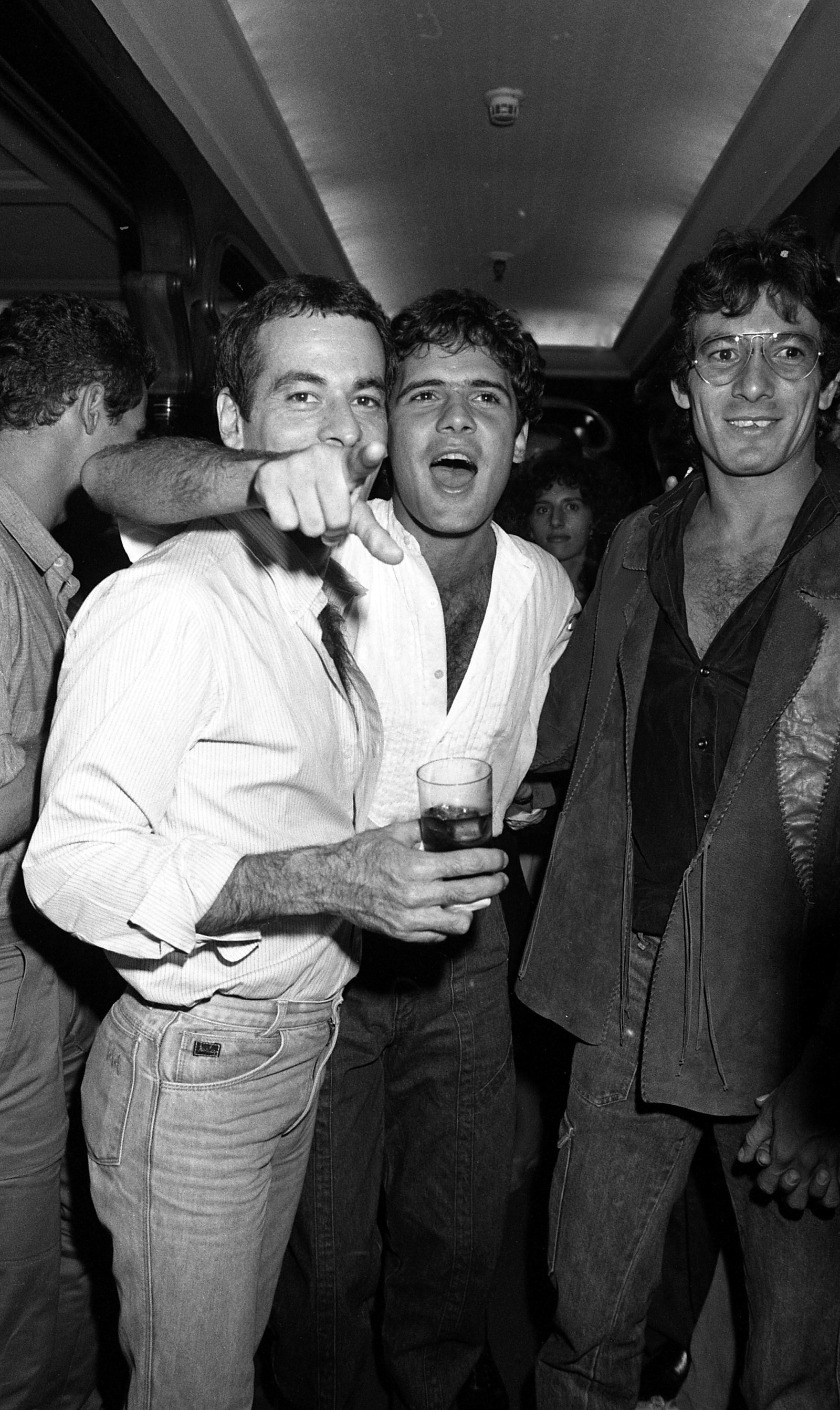 Mãe de Cazuza, Lucinha Araújo posa com Ney Matogrosso e ator que interpreta o filho dela