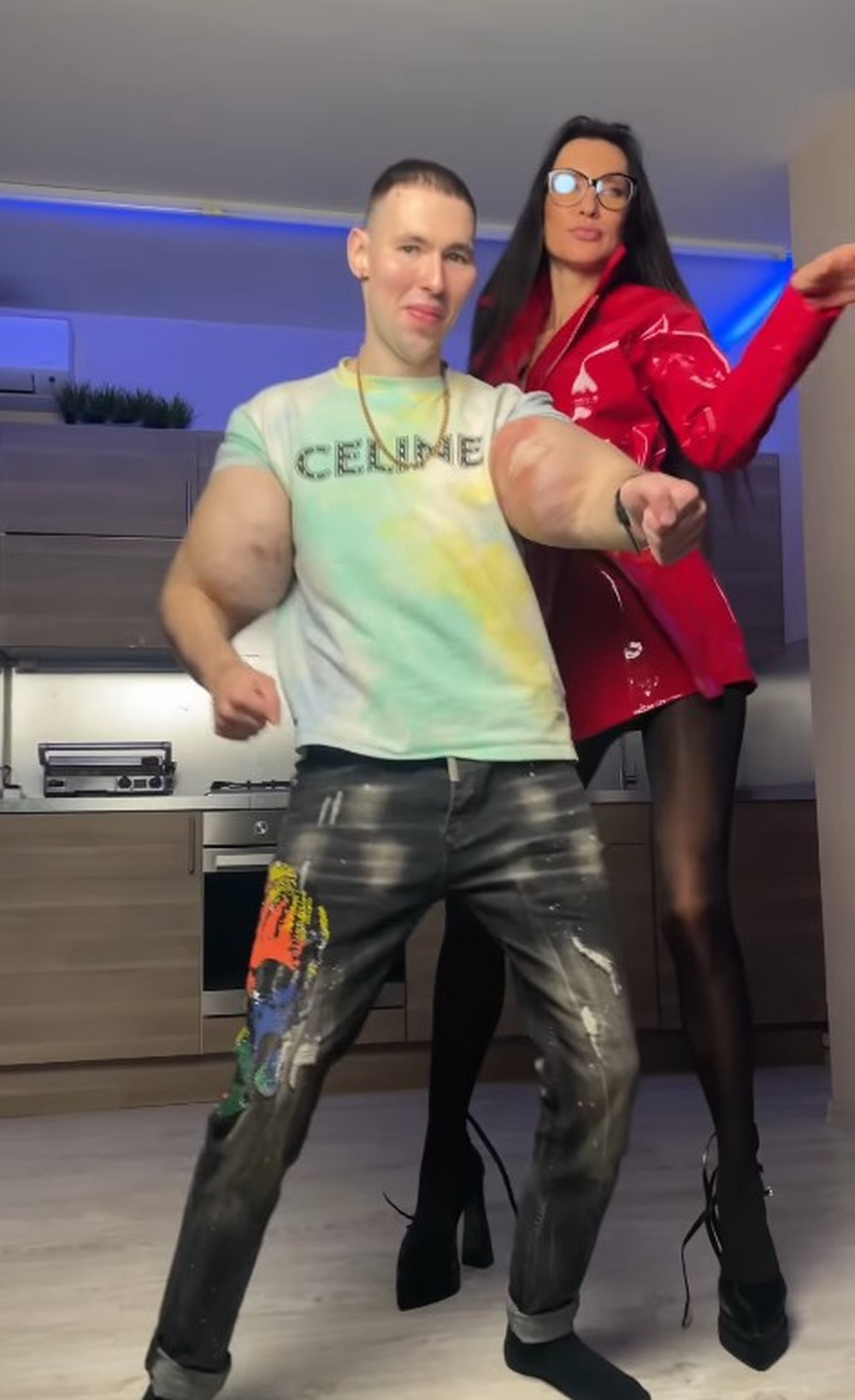 'Popeye russo' vira influencer, faz sucesso em lives com modelos, e fãs ...