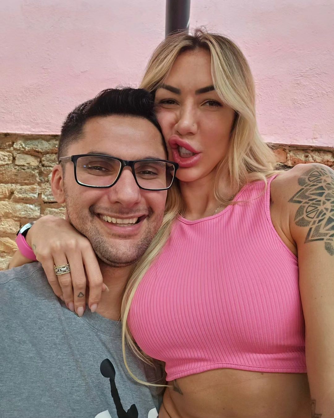 Com 1,96m, Thaísa Daher, do vôlei, posta foto com marido e ele ...