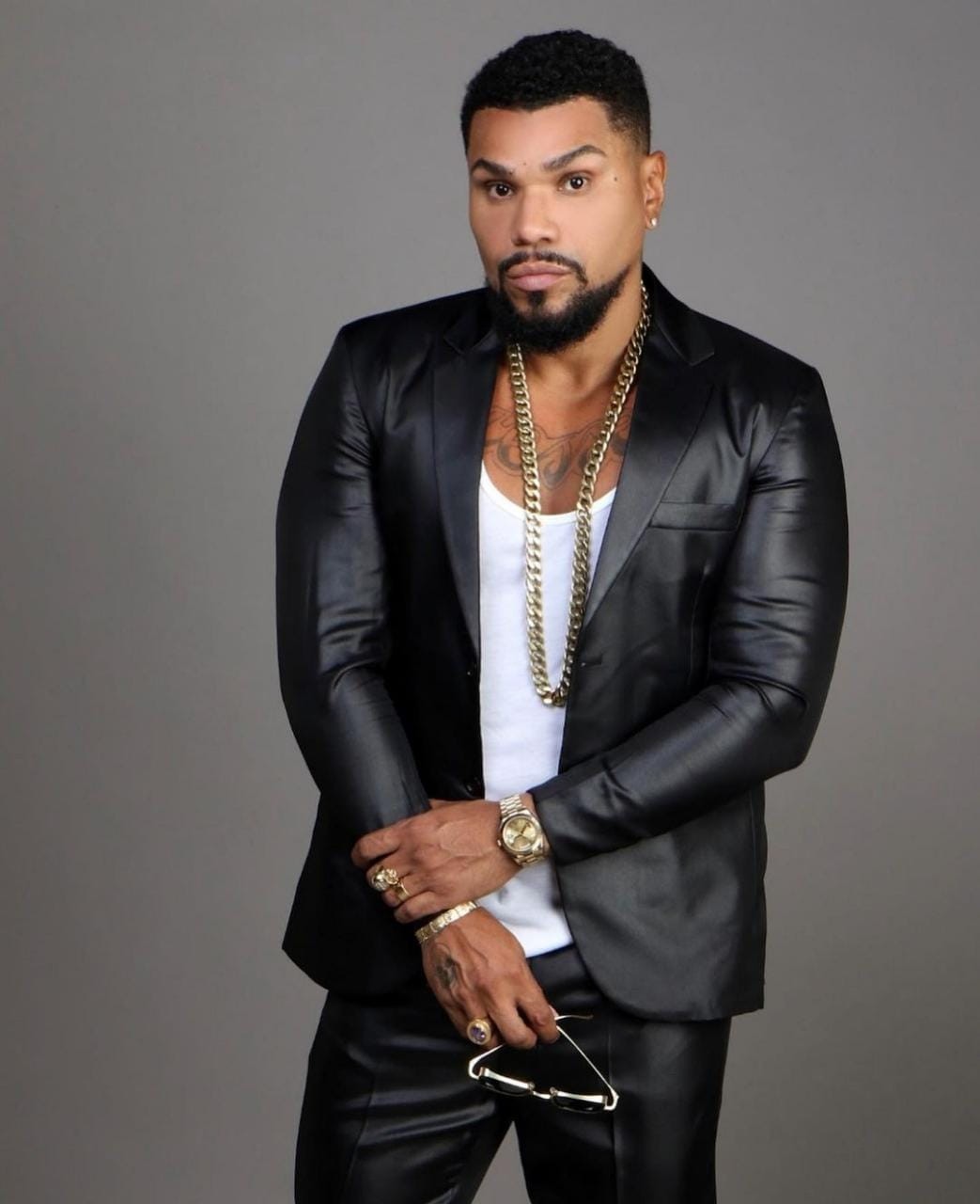 Naldo entra na zoeira e lança música que ironiza sua fama de mentiroso