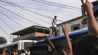 Mulher de Oruam e Poze do Rodo participam de ato na porta do Complexo ...
