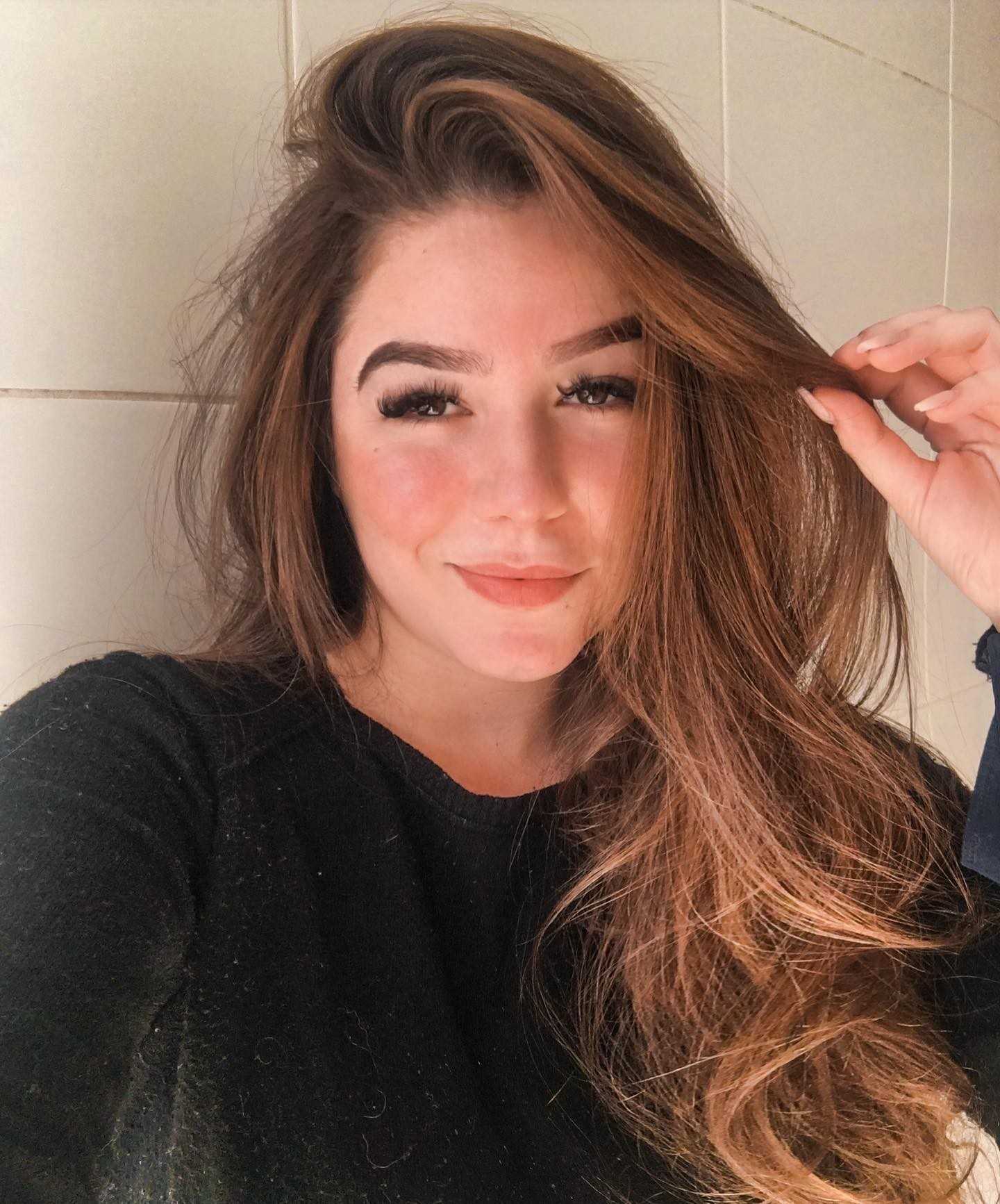 Filha de Latino larga a carreira de modelo e vira cantora gospel; conheça