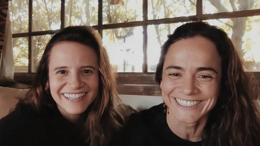 Bianca Comparato posta foto rara com a namorada, a atriz Alice Braga