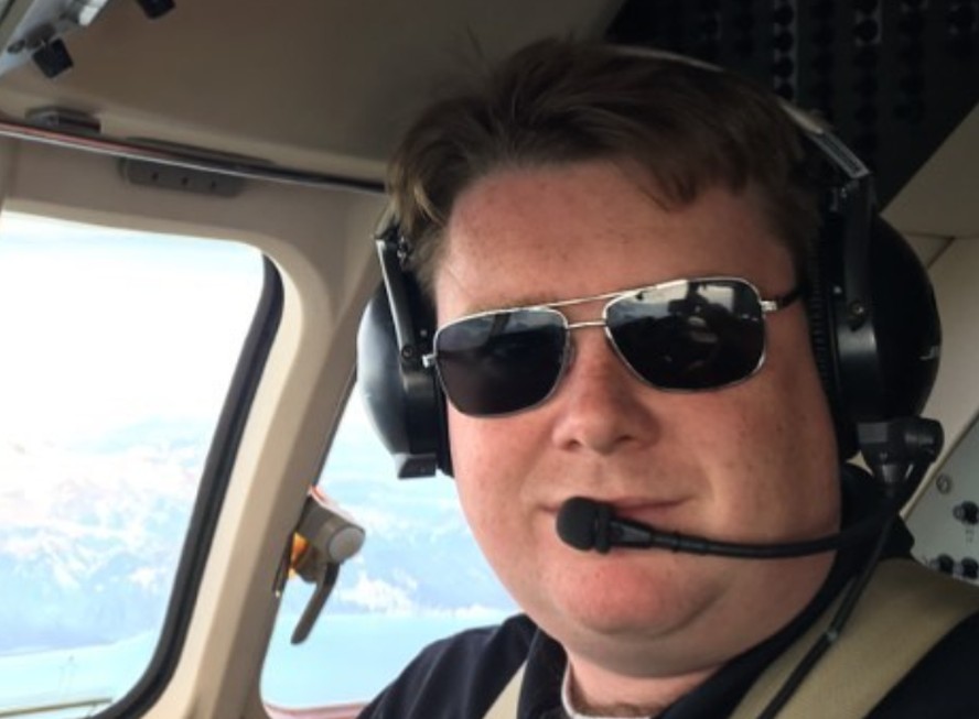 Piloto britânico tem passaporte roubado, tenta denunciar o crime e ...