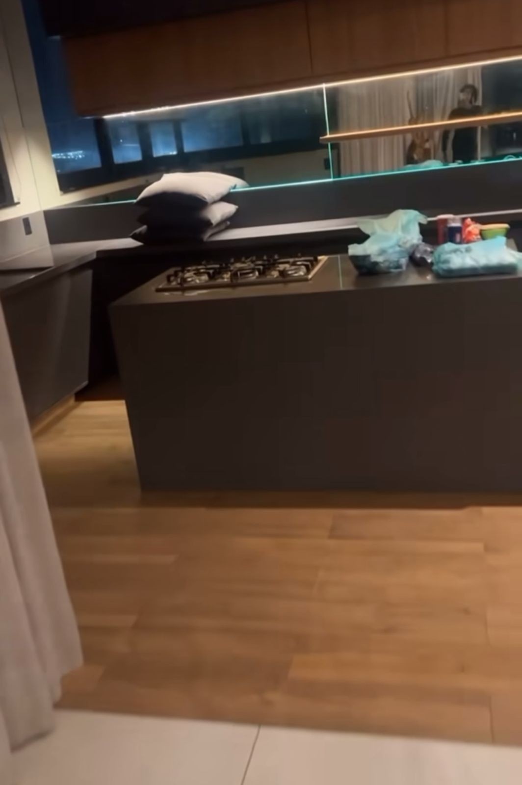 MC Oruam comemora sucesso de música em mansão com vista para o mar ...