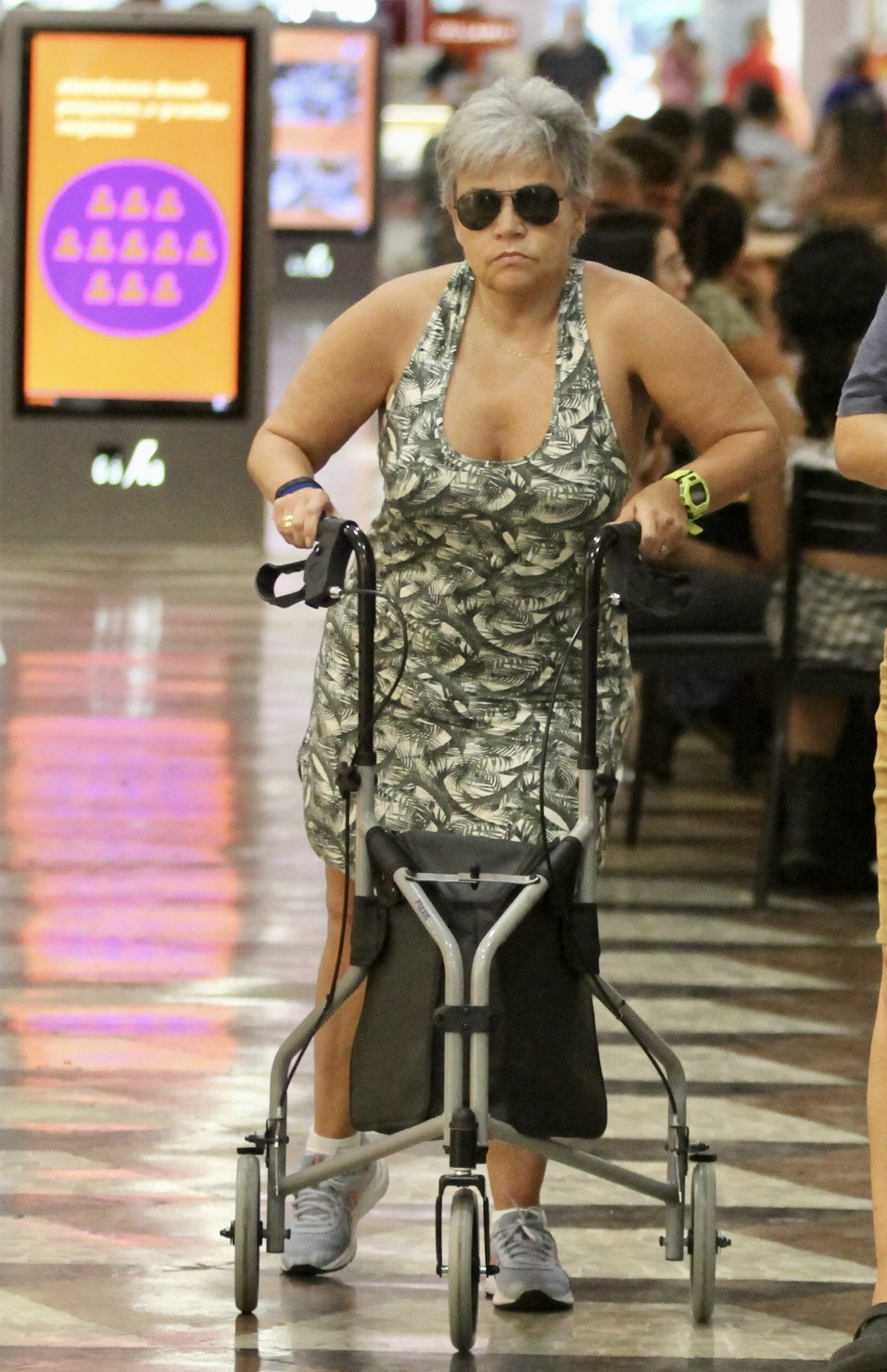 Claudia Rodrigues é fotografada em passeio com namorada e apresenta ...