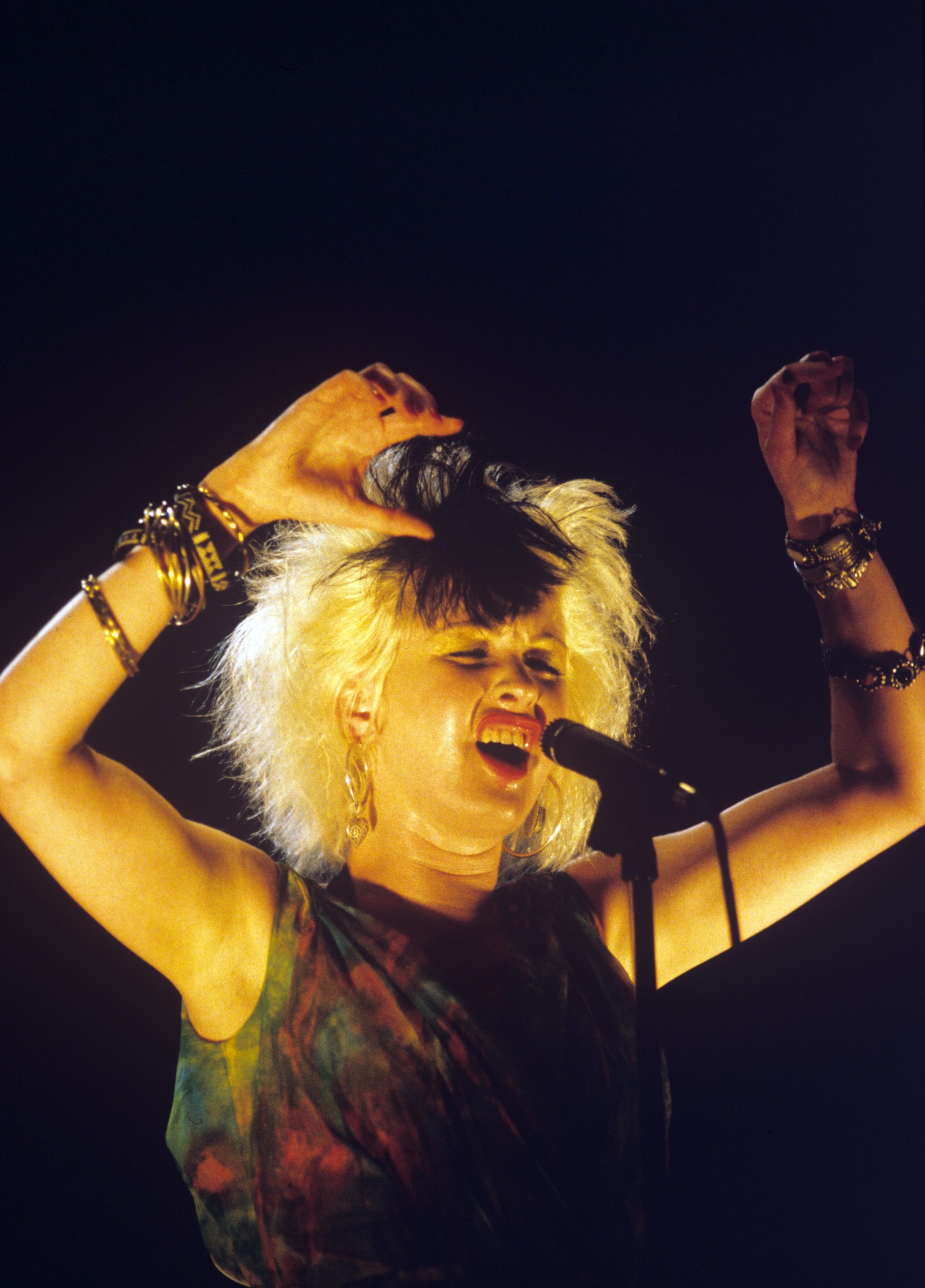 Nos 70 anos de Cyndi Lauper, relembre diferentes visuais e hits da artista