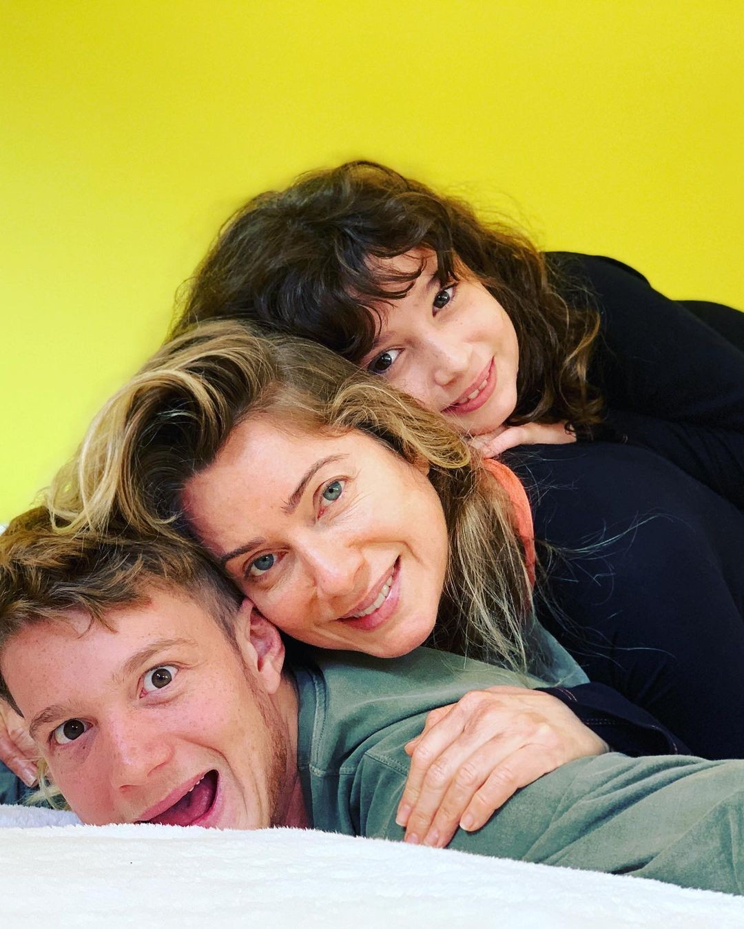 Leticia Spiller posa com a filha em dia de salão de beleza