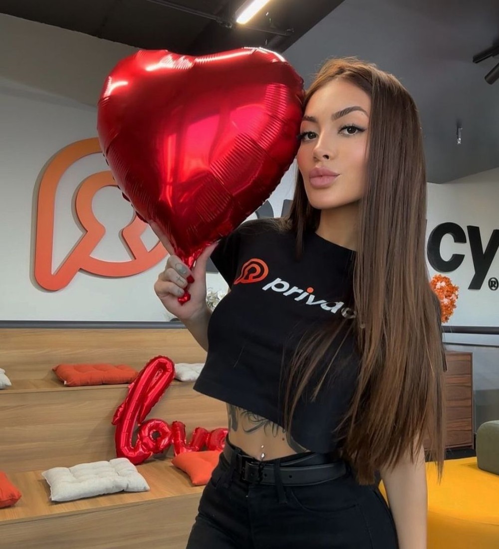 Aos 22, criadora de conteúdo adulto diz ter faturado R$ 3 milhões em um ano e compra carrão de R ...