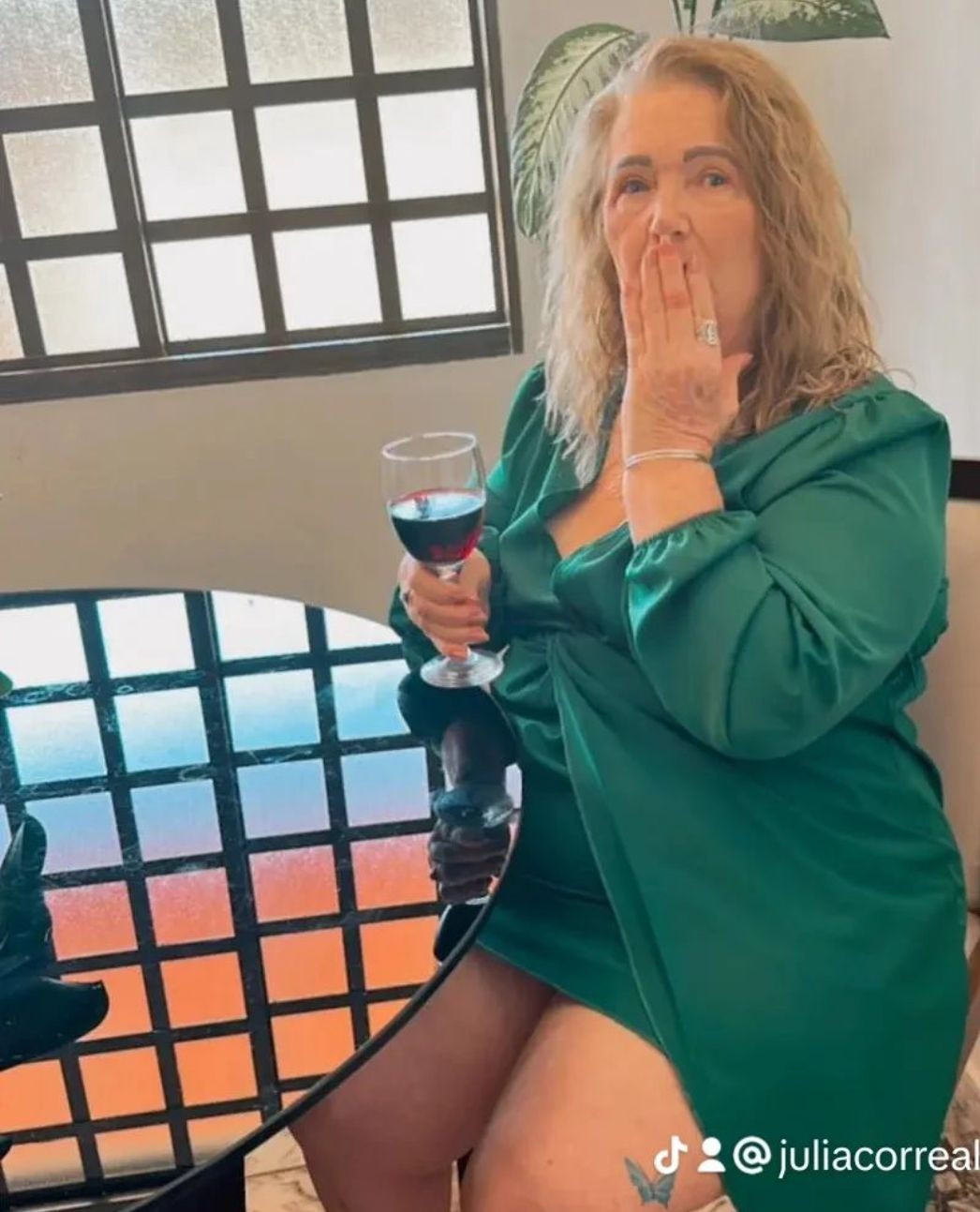 Avó de Lucas Lucco posa de fio-dental aos 78 anos e reclama de censura; fotos