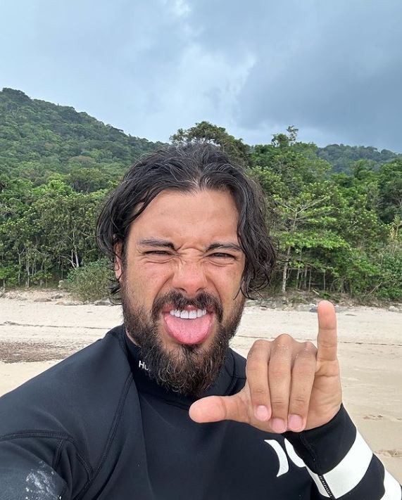 Sandy com novo namorado e Lucas Lima com amigas assistem a mesmo show em SP