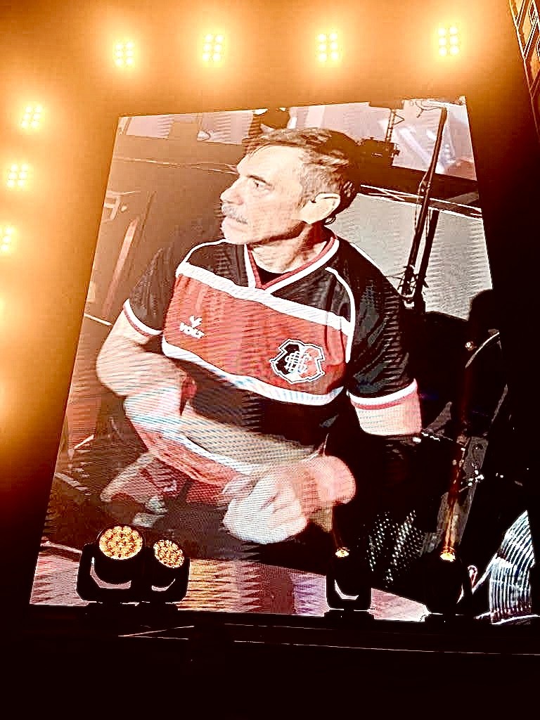 Conheça a paixão de Charles Gavin por camisas de clubes de futebol que ...