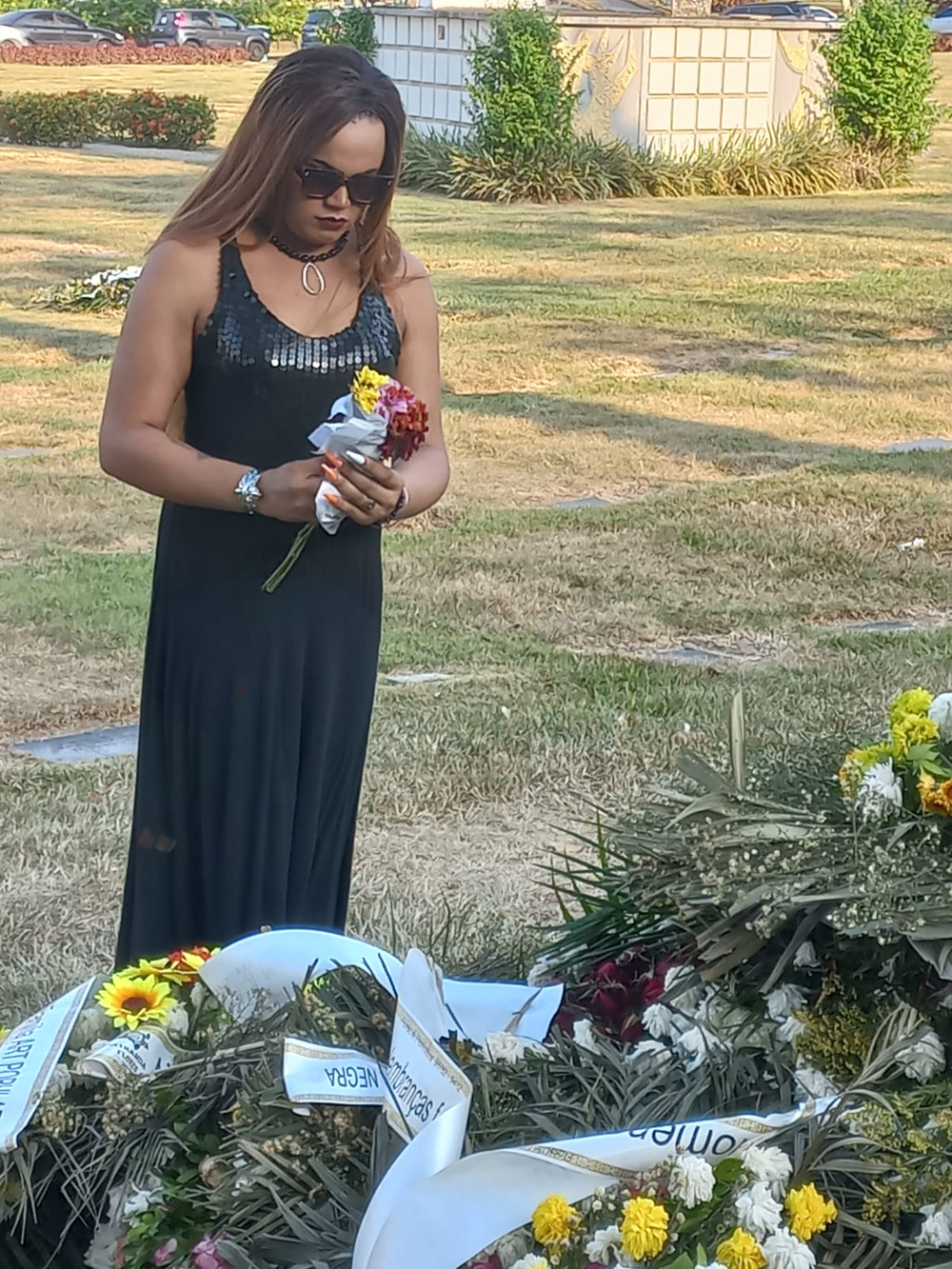 Após visitar túmulo de Anderson Leonardo, ex-affair MC May diz que ...