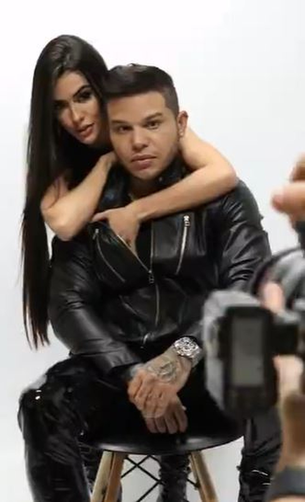 Tierry e modelo Mikaely Amorim fazem primeiro ensaio juntos após assumir namoro
