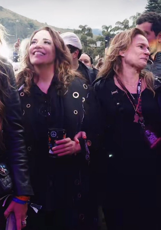 Ana Carolina curte show do Capital Inicial com namorada produtora