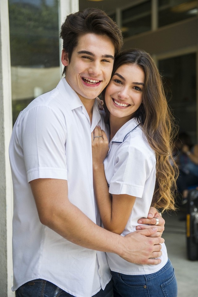 Marina Moschen beija namorada fotógrafa em casamento de atriz