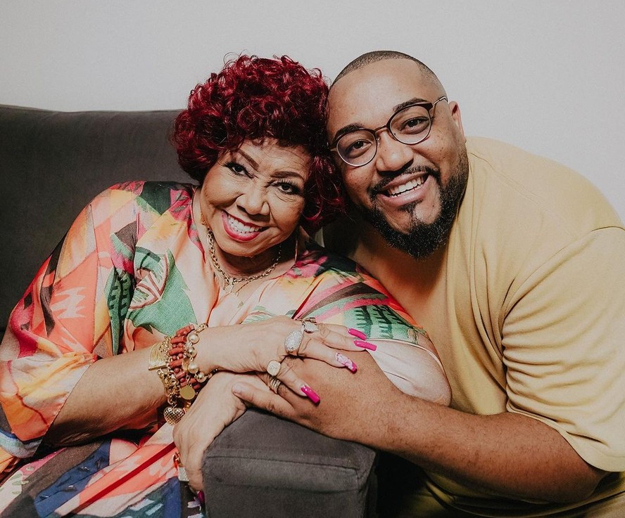 Concorrente ao Grammy Latino em Melhor Álbum de Samba/Pagode, Tiee ...