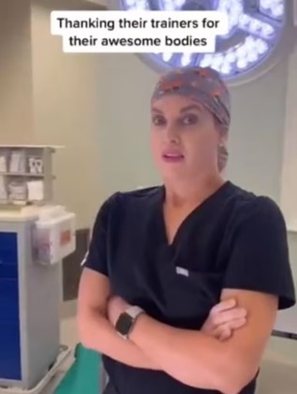 Médica que transmitia cirurgias plásticas pelo TikTok perde a licença ...