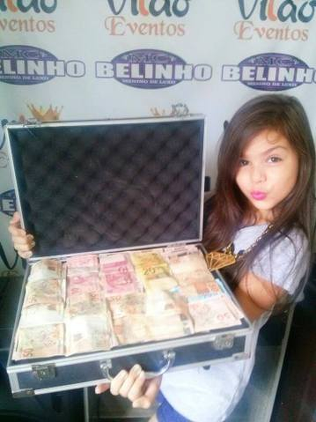 Finalmente! MC Melody celebra chegada dos 18 anos com um dos seus ...