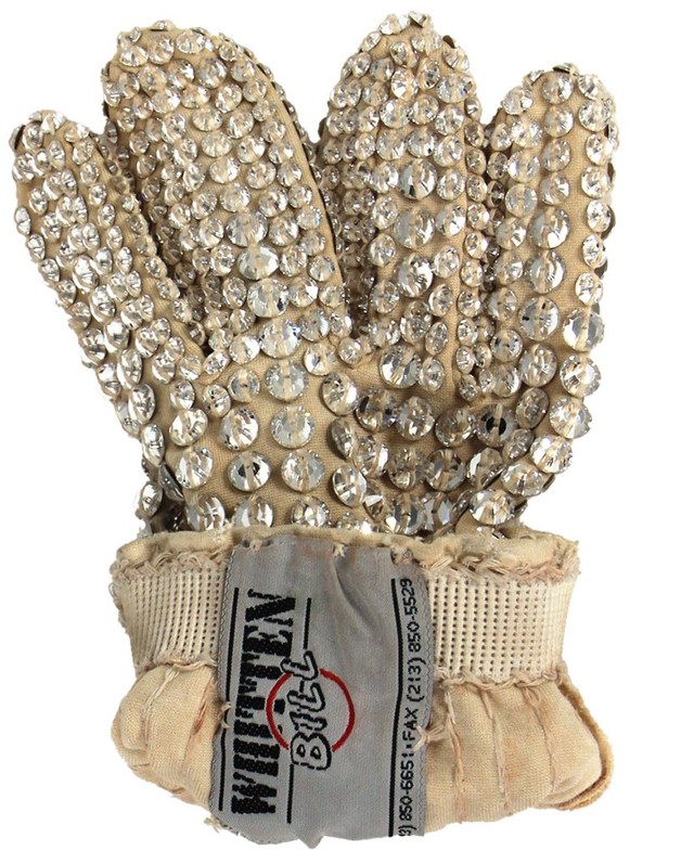 Luva de cristais Swarovski e com manchas de maquiagem de Michael ...