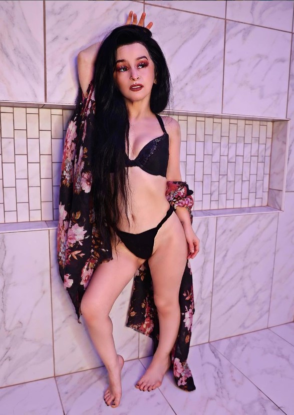 Namorada de modelo de 1,06m de altura é confundida com pedófila