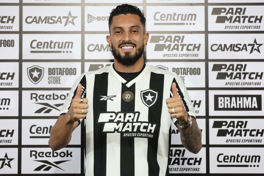 Alex Telles é apresentado pelo Botafogo e revela conversa com Tiquinho ...