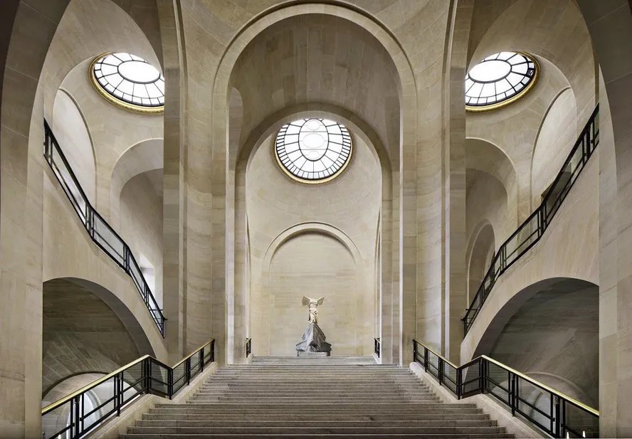Ameaça de bomba no Louvre, protestos e ataque com faca: França vive ...