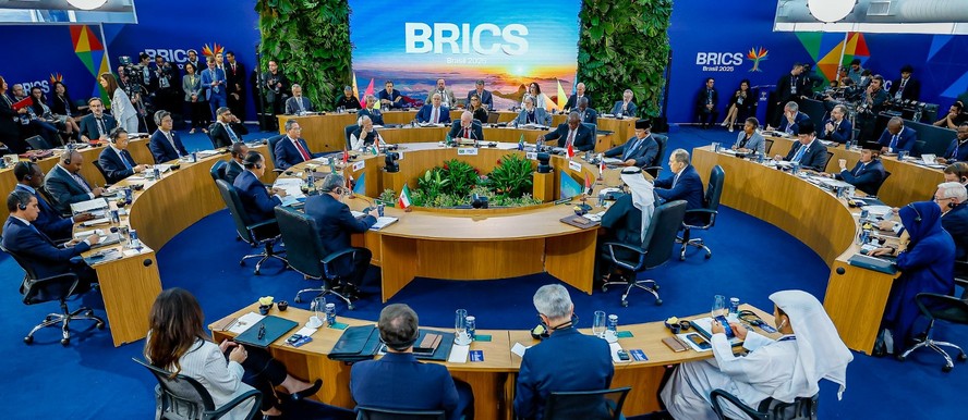 Professores da rede municipal do Rio receberam mesas da Cúpula do BRICS 2025