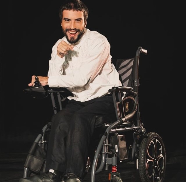 Peter de 'Dona de mim', ator PCD Pedro Fernandes curte praia no Rio