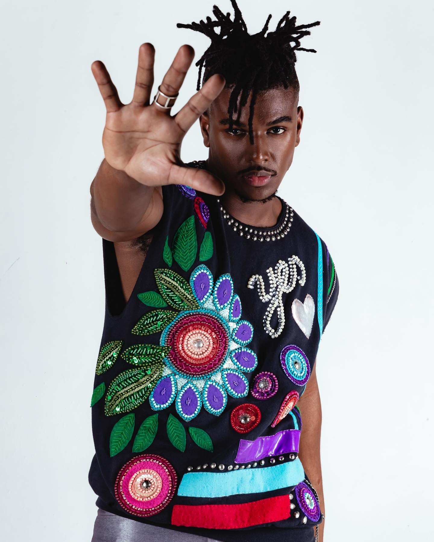 MC Rebecca vive affair com ex-namorado de atriz da novela 'Renascer'