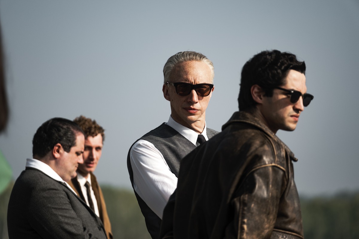 Gabriel Leone surge ao lado de elenco internacional em trailer de ...