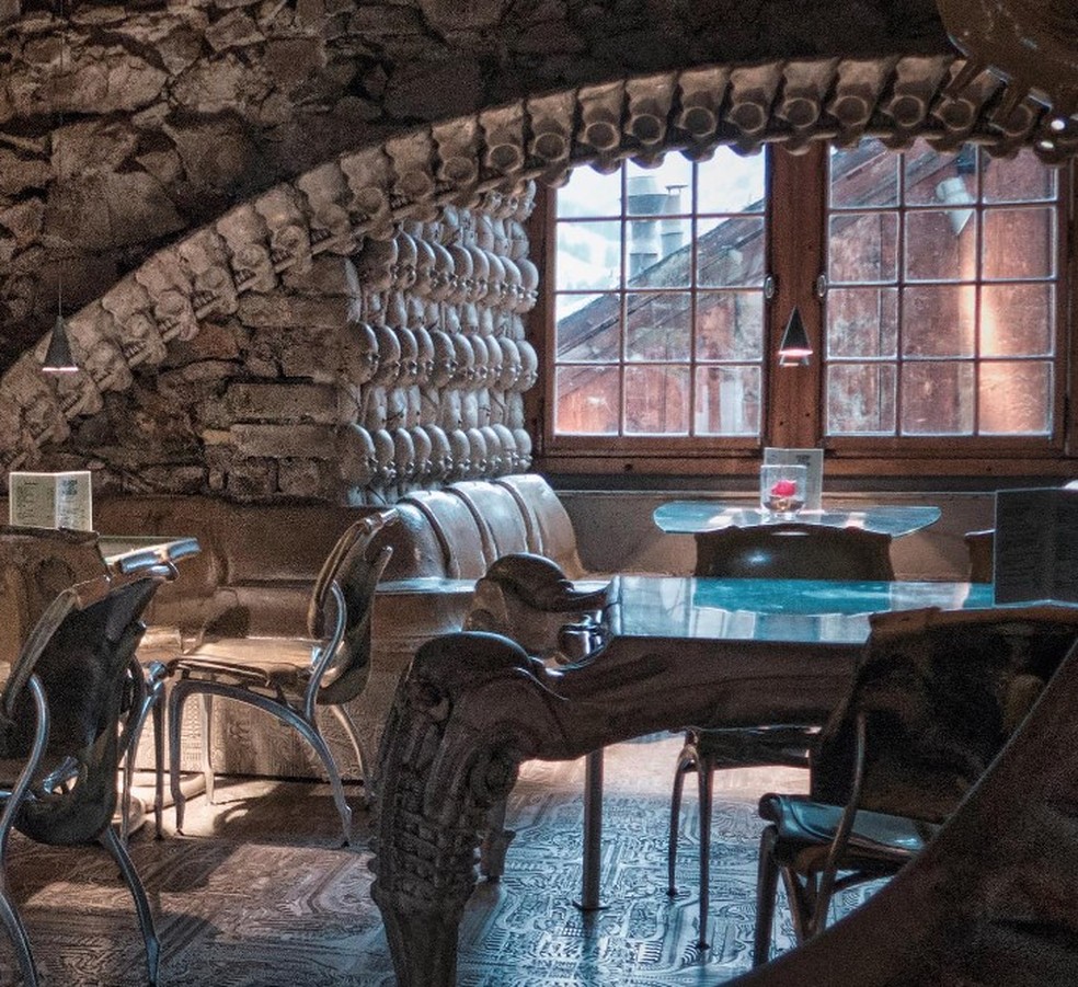 Conheça 'o bar mais bizarro do mundo', na Suíça, com 'ossos de aliens'