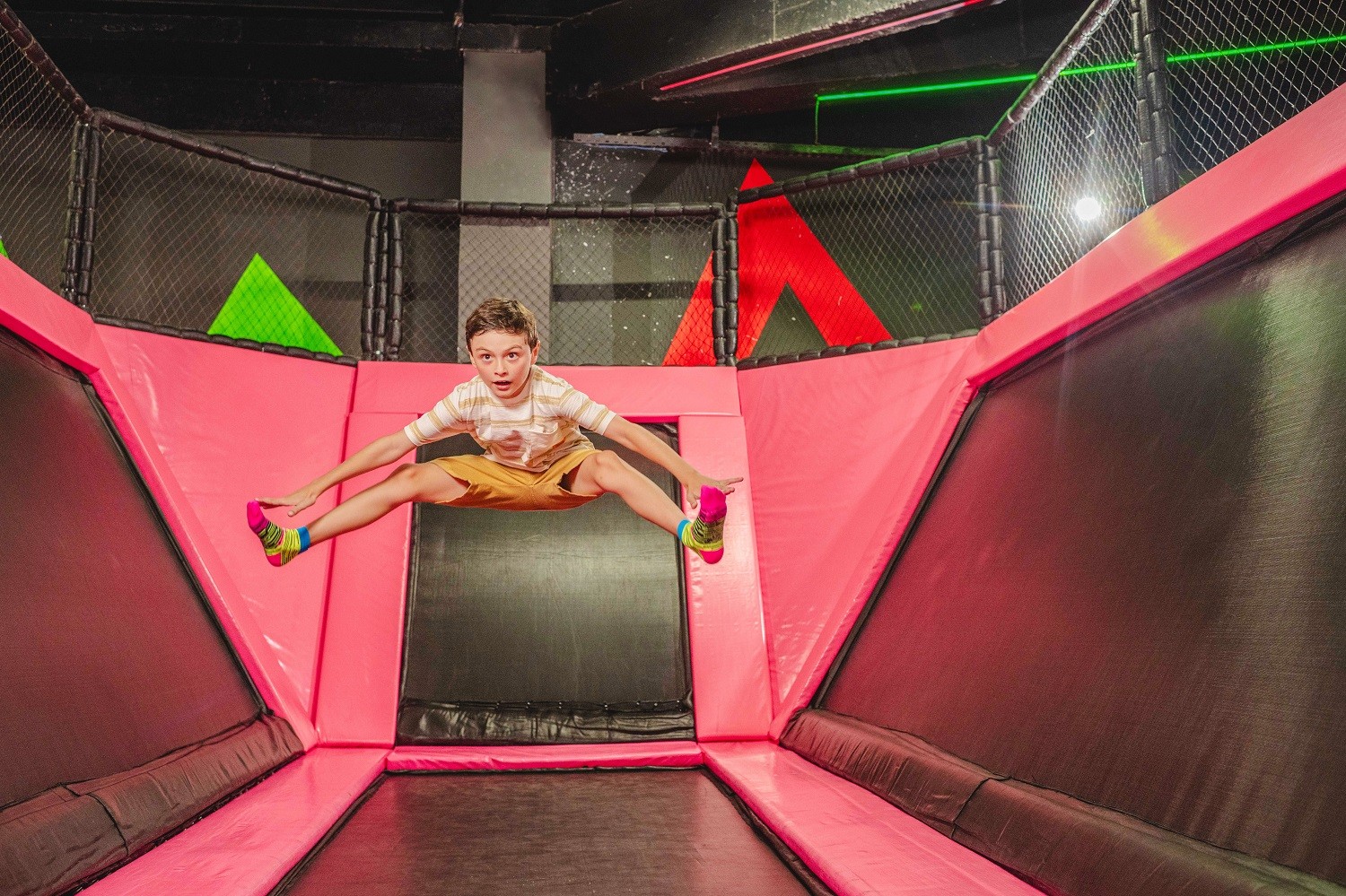 Felipe Simas se esbalda com os filhos em trampolins e reflete: 'Sou ...