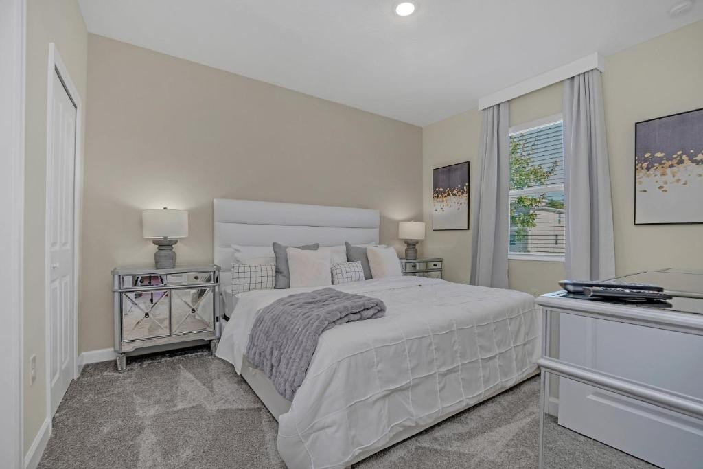 Mansão temática de Deborah Secco com nove quartos nos EUA pode ser alugada por R$ 3 mil a diária ...