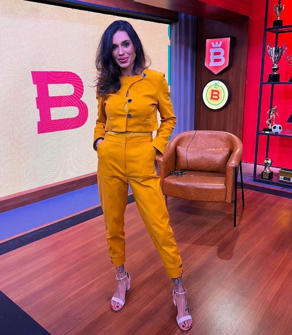 Ex-seleção de futebol e comentarista esportiva, Alline Calandrini fica ...