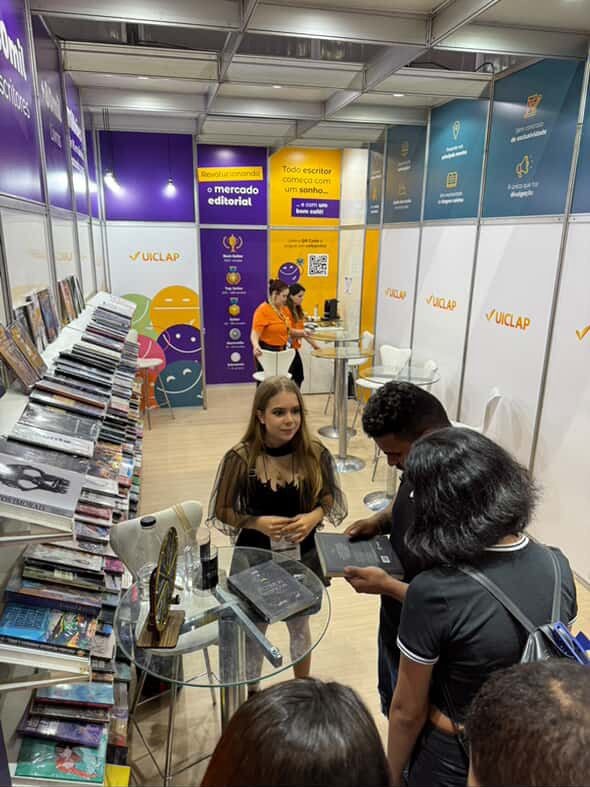 Escritora independente de 20 anos que viralizou na Bienal consegue ...