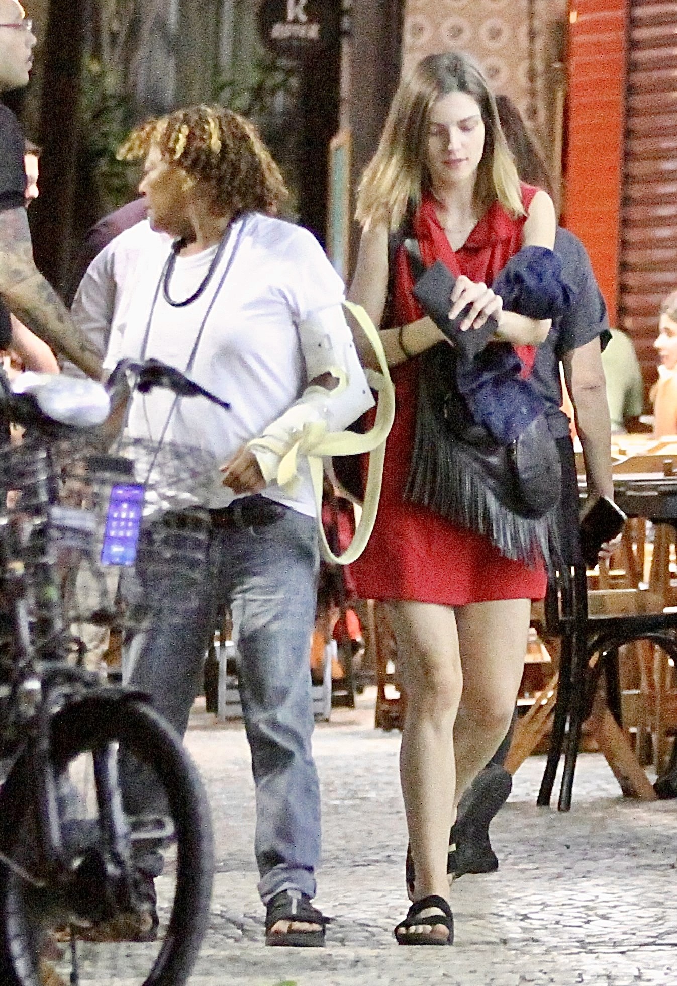 Mart'nália circula de tipoia, abraçada à loira pelas ruas do Rio