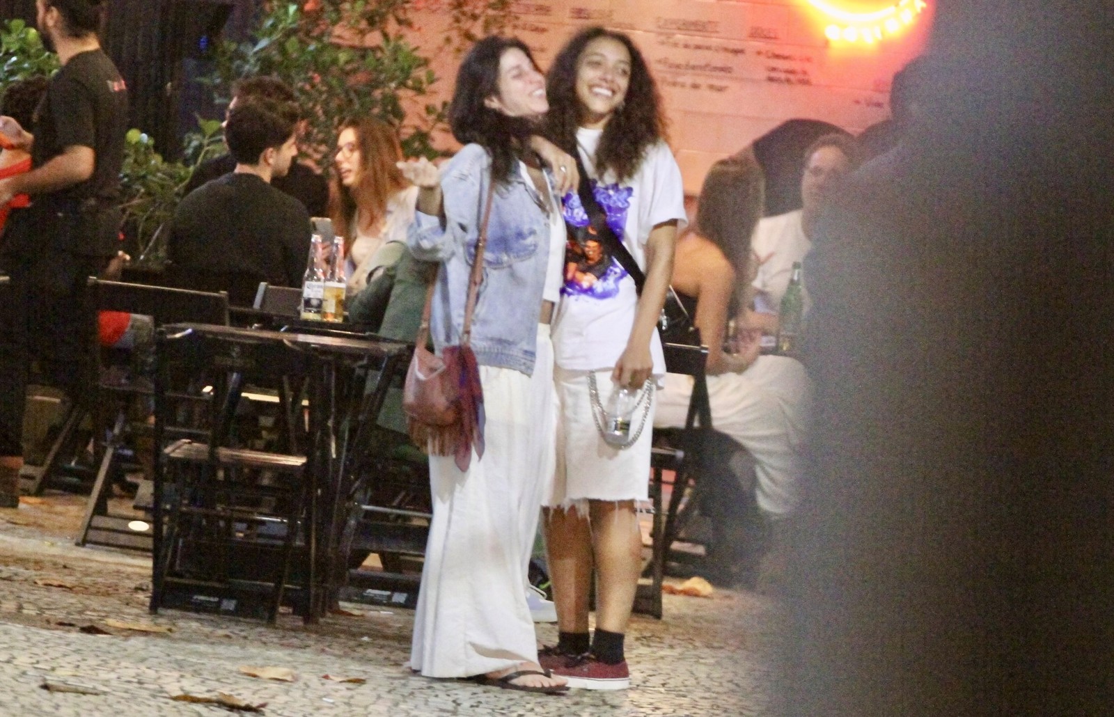 Um mês de romance: Alice Carvalho e Chandelly Braz deixam restaurante agarradinhas, no Rio