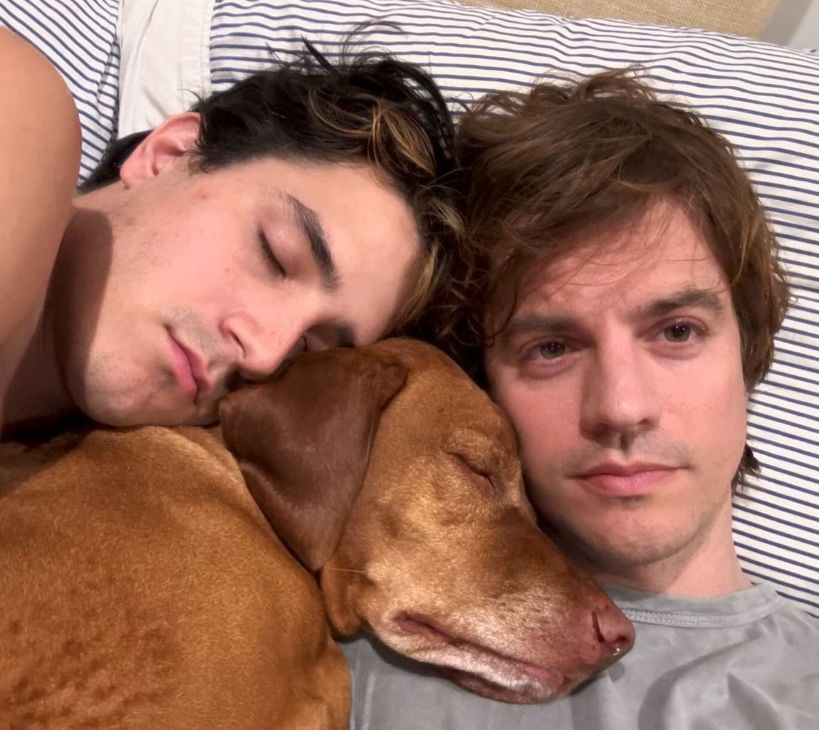 Irmão de Luciano Huck e marido lançam projeto musical nos EUA