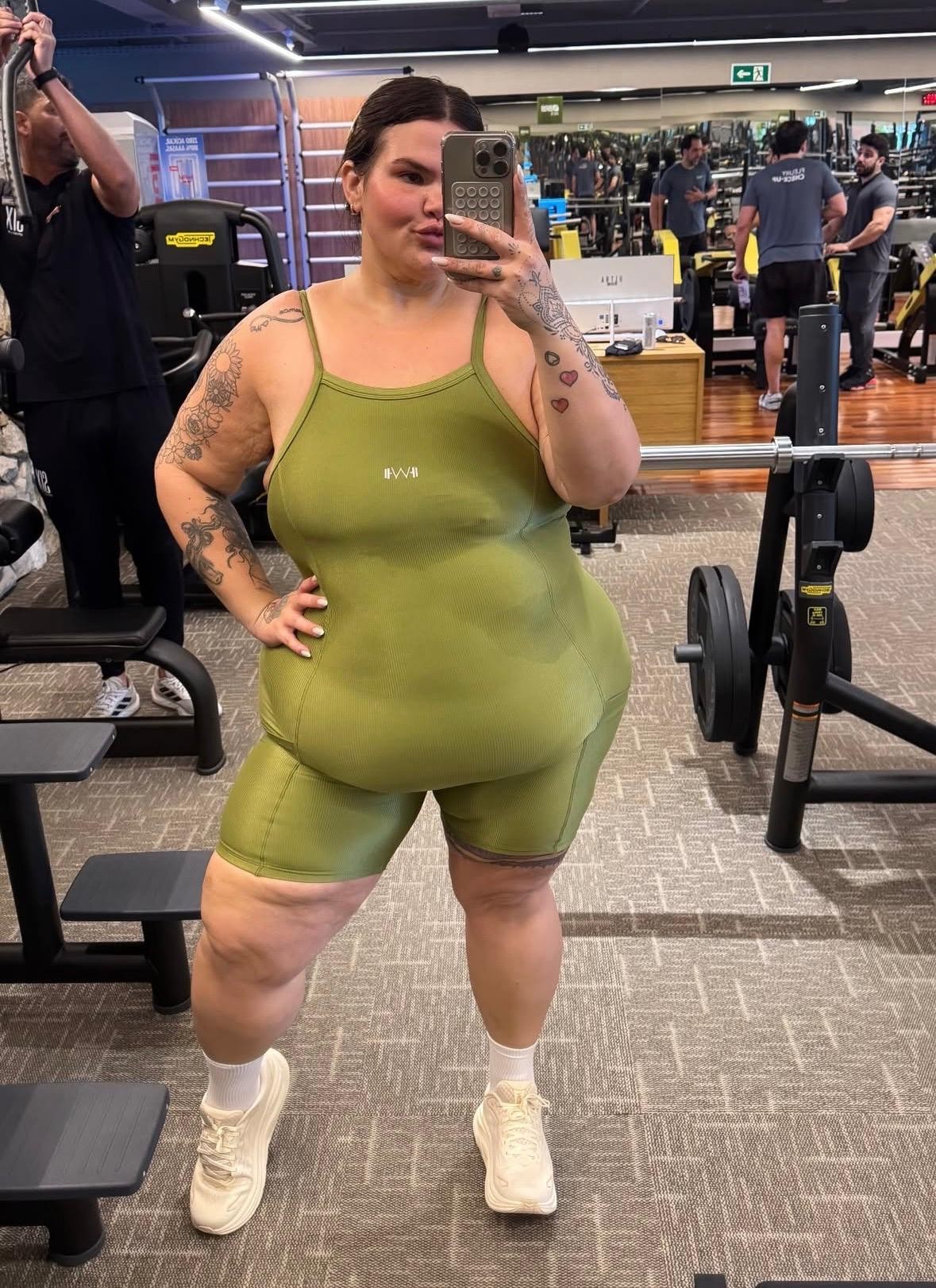 Thais Carla exibe muque na academia após perder 85kg