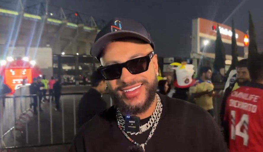 Falso Neymar é entrevistado em clássico no México; assista