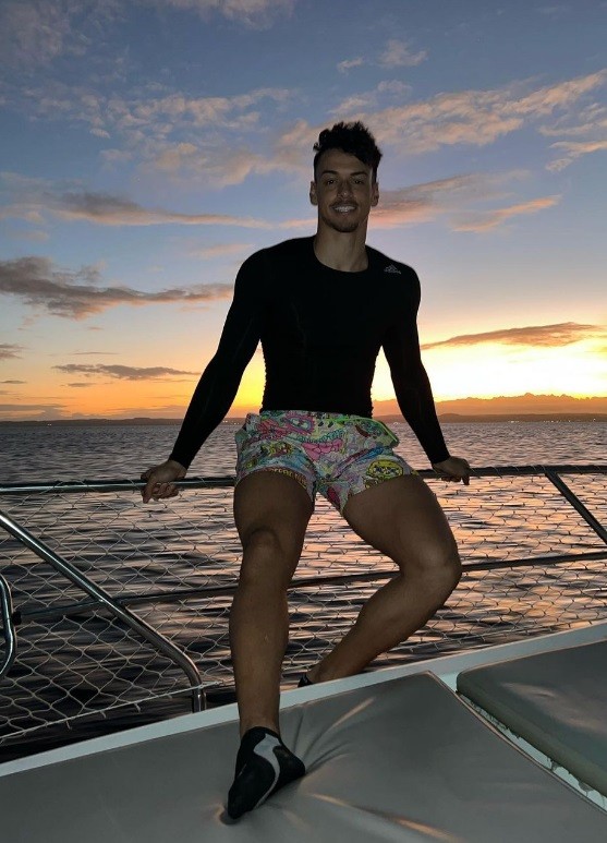 Com 'Davi', de Michelangelo, filho de Carla Perez brinca com poses ...