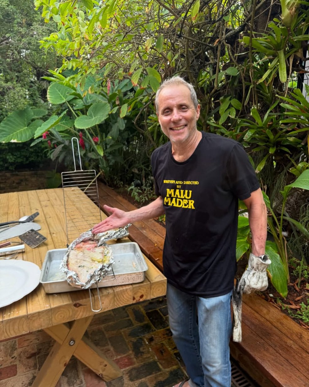 Afastado para tratar tumor, Tony Bellotto mostra churrasco em casa e ...