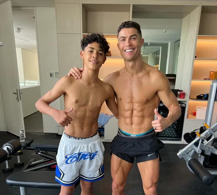 Aos 14 anos, Cristiano Ronaldo Jr., filho de CR7, estreia hoje na ...